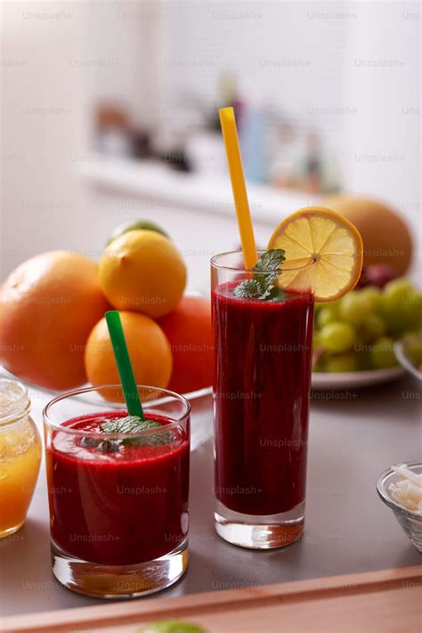 신선한 수제 과일 스무디 건강한 육즙이 많은 비타민 음료 다이어트 또는 비건 음식 개념 사진 Unsplash의 칵테일 이미지