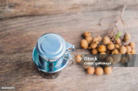 비 전통적인 베트남 커피 메이커 유리 상단 지상 커피 추가 다음 뜨거운 물을 부 어 놓고 커피 유리에 떨어지는 때까지 기다릴 0명에 대한 스톡 사진 및 기타 이미지 Istock