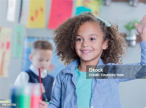 곱슬 머리를 가진 아름 다운 유치원 학생 학교에서 질문에 대답 하는 그녀의 손을 제기 손을 올림에 대한 스톡 사진 및 기타 이미지 손을 올림 4 5세 곱슬 머리