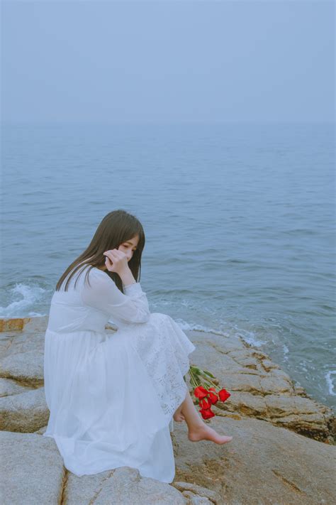 海边礁石上赤脚美女白裙唯美清纯 儿童画简笔画图片 哇图网