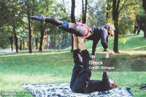 남자 리프팅 여자 와 그의 발 Trai Ing 야외 에 A 공원 에 백 라이트 가을에 대한 스톡 사진 및 기타 이미지 가을 결심 경쟁 Istock