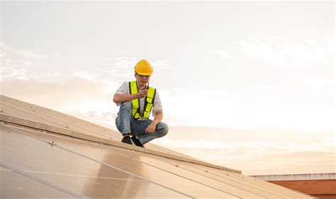 태양광 발전소의 점검 및 유지 보수를 담당하는 엔지니어링 팀 20 24세에 대한 스톡 사진 및 기타 이미지 20 24세