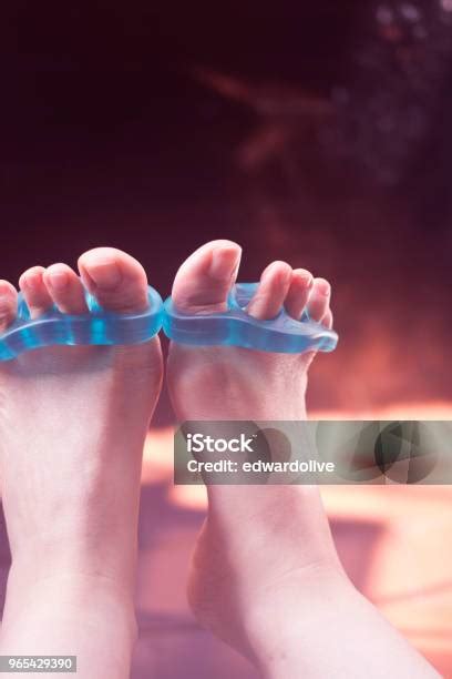 페디큐어와 페인트 또는 파일 발톱을 발가락을 분리 하기 위하여 실리콘 발가락 분리기 젊은 여자 건강한 생활방식에 대한 스톡 사진 및 기타 이미지 Istock