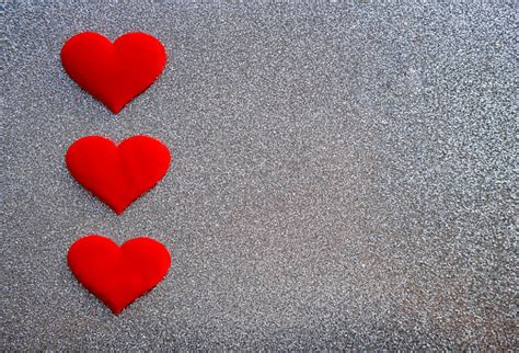 복사 공간이 있는 반짝이는 은색 배경에 세 개의 빨간색 장식 하트 발렌타인 데이 카드 금색에 대한 스톡 사진 및 기타 이미지 금색 낮 눈 냉동상태의 물 Istock