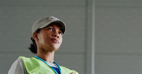 유통 창고에서 일하는 동안 패키지를 운반하는 아프리카계 미국인 여성의 낮은 각도 보기 사진 Unsplash의 세르비아 이미지