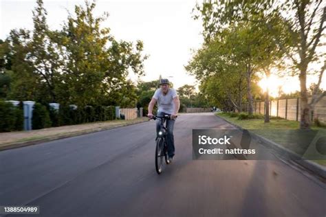 해가 지고 있는 출퇴근 길에 직장에서 집으로 돌아오는 통근 45 49세에 대한 스톡 사진 및 기타 이미지 45 49세 거리
