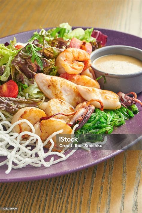 신선하고 건강한 해산물 샐러드 토마토와 쌀 칩은 나무 배경에 보라색 접시에 클로즈업 갑각류에 대한 스톡 사진 및 기타 이미지 Istock