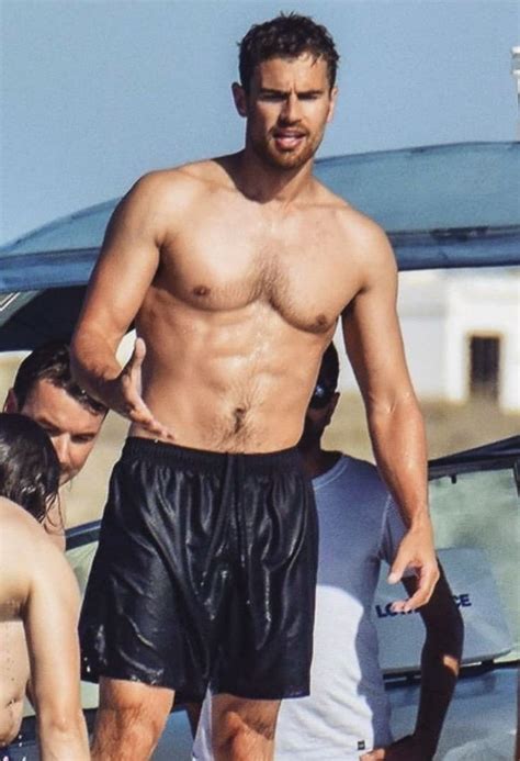 Pin By Ti Ana On Estilo De Boy Theo James Theodore James Theo