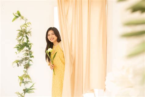 무료 이미지 여자 섹시한 미소 겉옷 어깨 유행 직물 소매 허리 행복 패션 디자인 꽃꽂이 공식적인 마모 긴 머리 커튼 행사 무늬 플로랄