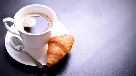 壁紙、2560x1440、コーヒー、クロワッサン、ティーカップ、スプーン、食品、ダウンロード、写真
