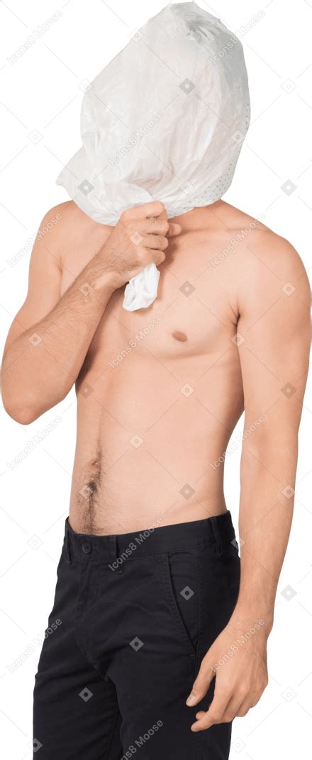 벌거 벗은 몸통을 가진 맞는 청년 그의 머리에 흰색 비닐 봉지를 씌웠다 사진