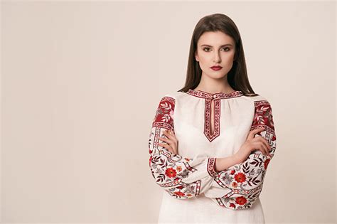 화려한 민족 스타일의 자수 셔츠를 입고 젊은 아름다운 갈색 머리 소녀 전통적인 우크라이나어 Vyshyvanka 디자인에서 현대적인 파생 스튜디오에서 패션 모델 갈색 머리에