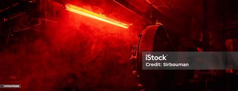 버려진 지하 열 공장의 둥근 산업 기계 엔진은 증기와 연기로 둘러싸인 불길한 붉은 빛 형광등으로 밝혀졌습니다 전쟁 잠수함 내부 또는 벙커 은행 금고에 대한 스톡 사진 및
