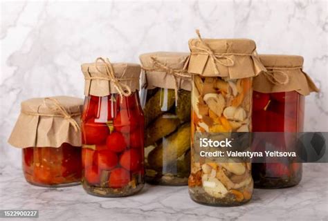 절인 야채 항아리 절인 음식 나무 테이블에 절인 야채와 절인 야채를 다양하게 곁들인 수제 항아리 모음 하우스키핑 및 수확 양배추에 대한 스톡 사진 및 기타 이미지 Istock