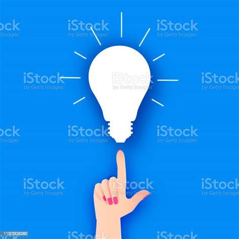 종이 컷 스타일로 전구를 들고 여성의 손 창의력 시작 브레인 스토밍 비즈니스종이 접기 흰색 전구 파란색 배경입니다 개념에 대한 스톡 벡터 아트 및 기타 이미지 Istock