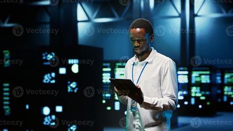 Eso Programador En Servidor Cubo Utilizando Tableta A Encontrar Cortafuegos Configuraciones