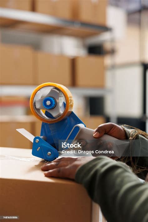 골판지 상자를 포장하기 위해 접착 테이프를 사용하는 쾌활한 직원 경영자에 대한 스톡 사진 및 기타 이미지 경영자 공급망 공장 산업 건물 Istock