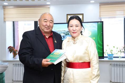 Үндэсний их спортуудын нэгэн зууны түүхийг өгүүлэх бүтээлүүд олны хүртээл боллоо