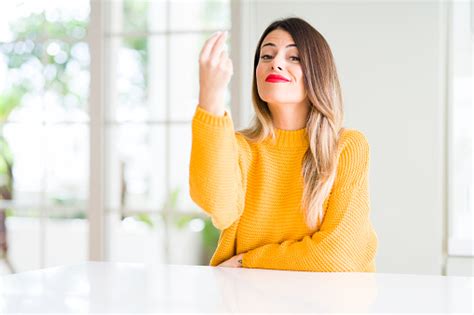 손으로 하 고 손가락 자신감 표현 이탈리아어 제스처를 하 고 집에서 겨울 스웨터를 입고 젊은 아름 다운 여자 몸짓에 대한 스톡 사진 및 기타 이미지 Istock