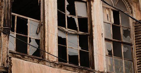 건물 건물 외관 건축 골동품 구조 기념물 나무 낡은 누더기가 된 더러운 도시의 돌 러스틱 문화 유산 문화적 방치된 버려진 부서지기 쉬운
