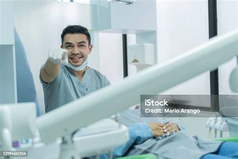 환자를 치료하는 동안 카메라를보고 그의 치과에 앉아 라틴계 치과 의사의 초상화 2명에 대한 스톡 사진 및 기타 이미지 2명 30 39세 개념 Istock