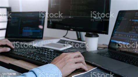프로그래머가 데스크톱 컴퓨터에서 코드를 입력하고 프로그래밍 및 코딩 기술 개념 개발 개발에 대한 스톡 사진 및 기타 이미지
