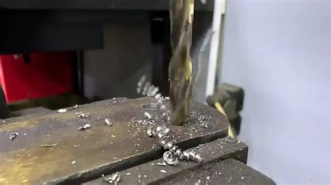 ویدئو مهارت آهنگر آمریکایی در ساخت شمشیر فولادی با فنر قدیمی