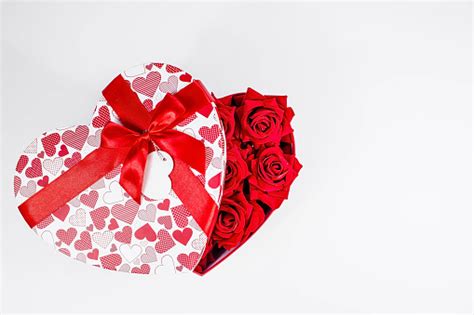 발렌타인 데이 흰색 배경에 하트 형태의 흰색 상자에 빨간 장미 휴일에 여성을위한 선물 꽃을 배달하는 개념 꽃집과 꽃집 공간을 복사합니다 0명에 대한 스톡 사진 및 기타