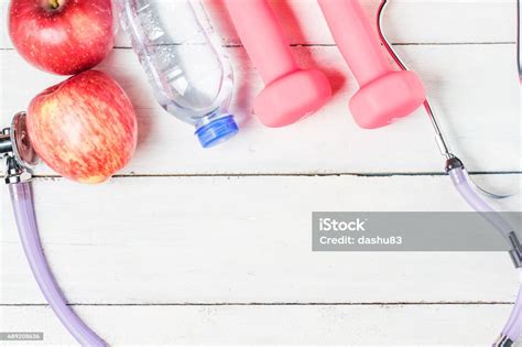 청진 기 의료 고 나무 배경 위에 애플 과일 건강 한 라이프 스타일 컨셉 이미지입니다 0명에 대한 스톡 사진 및 기타 이미지 0명 건강관리와 의술 고무 Istock