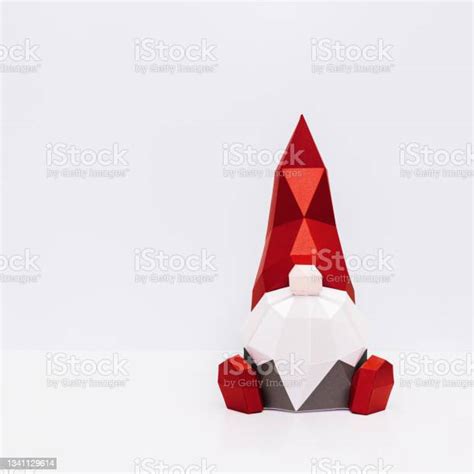 흰색 수염 종이 다각형 그림 왜성 빨간 뾰족한 모자에 귀여운 크리스마스 노움 기하 도형에 대한 스톡 사진 및 기타 이미지 기하 도형 크리스마스 0명 Istock