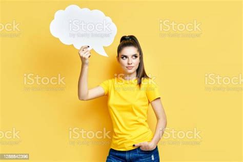 복사 공간 Fot 텍스트와 빈 음성 거품을 들고 꽤 사려 깊은 여성 20 24세에 대한 스톡 사진 및 기타 이미지 20 24