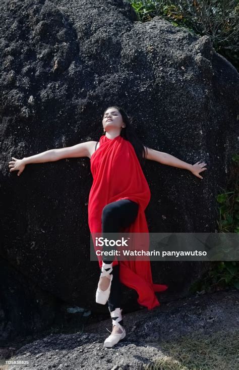 붉은 양복과 새틴 발레 신발 포인트 다리를 착용 발레 패턴 포즈 아름다움의 여자 균형에 대한 스톡 사진 및 기타 이미지 균형 물 바다 Istock