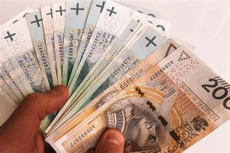 Українські біженці більше не зможуть обмінювати гривні в Польщі за