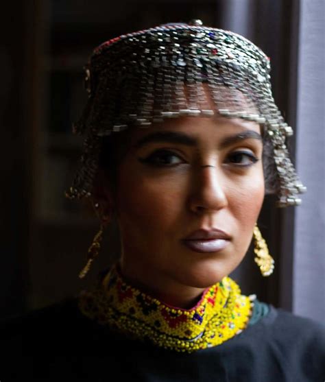 مونا کرمی با گریمی متفاوت این منم، در تمام قدرت و زنانگی‌ام عکس