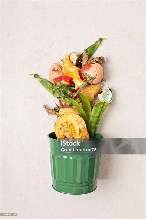 녹색 퇴비 통과 부엌 남은 음식 재활용 스카프 지속 가능하고 폐기물 제로 라이프 스타일 개념 과일과 채소 쓰레기 폐기물이 유기 비료 토양으로 변합니다 평면도 플랫레이 0명에