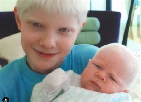 ბერა ივანიშვილი ძმასთან ერთად ბავშვობის ფოტოს აქვეყნებს ნახეთ როგორ ჰგვანან ძმები