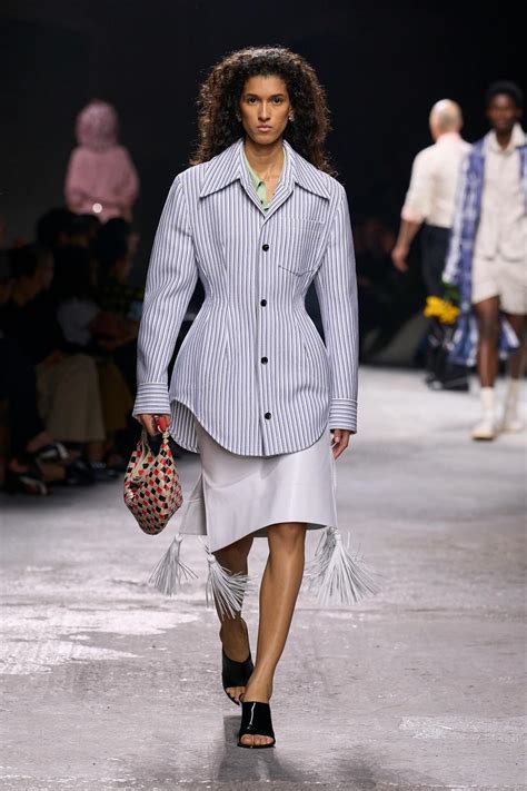 Bottega Veneta 秀上款商業款比較（與購物推薦） 最近網頁購物時，我發現了bv秀上跟商業款的小差異，或許大家可以看看這個改動你們