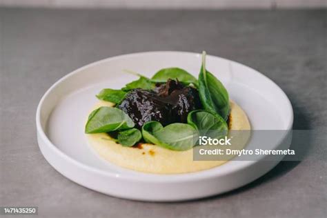 우아한 흰색 접시 점심 또는 저녁 식사 접시에 음식 레스토랑 클로즈업에서 맛있는 음식 0명에 대한 스톡 사진 및 기타 이미지 0명 건강한 식생활 고급 요리 Istock