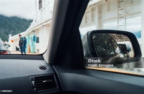 노르웨이 페리에 탑승 한 차 내부는 다른 차량과 캠핑객들에게 둘러싸여 있습니다 여행과 모험의 본질을 포착하는 장면 여행 및 자동차 렌탈 개념 2명에 대한 스톡 사진 및 기타