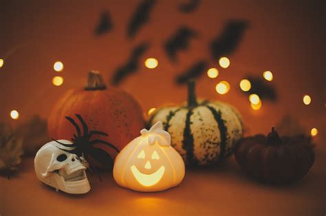 대기 할로윈 배경 호박 빛나는 잭 오 랜턴 두개골 마법의 조명과 비행 검은 박쥐와 어두운 오렌지 배경에 거미 장식 즐거운 할로윈 보내세요 과자 안 주면 장난칠 거예요 가을에