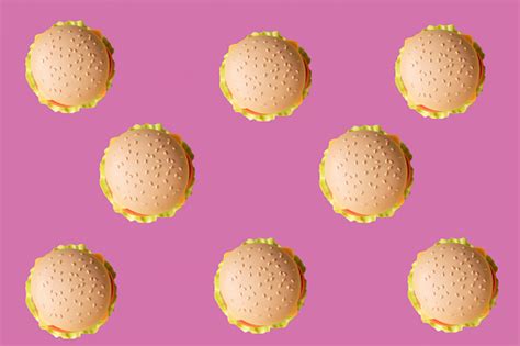 플라스틱 햄버거 샐러드 토마토 분홍색 배경에 수평 방향 어린이 장난감 유해한 인공 식품의 개념 플라스틱 하지 유기 건강하지 않습니다 고기에 대한 스톡 사진 및 기타 이미지