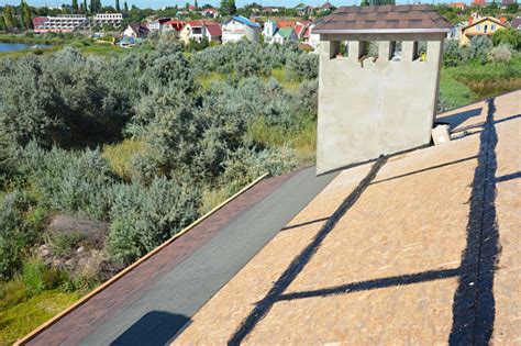 아스팔트 대상 포진 지붕 건설 수리 설치 교체 개조 집 지붕에 수증기 장벽과 굴뚝 방수가있는 아스팔트 대상 포진을 놓습니다 루핑 건설 세부 사항 가리기에 대한 스톡 사진 및