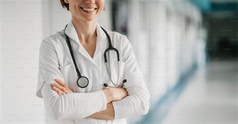 병원에 서 있는 알아볼 수 없는 여성 의사가 팔짱을 끼고 있다 복사 공간 사진 Unsplash의 병원 이미지