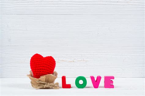 사랑 텍스트와 빨간색 흰색 나무 배경 및 복사 공간에 마음을 뜨개질 발렌타인 카드 텍스트와 그림 사랑 그리고 발렌타인 하루