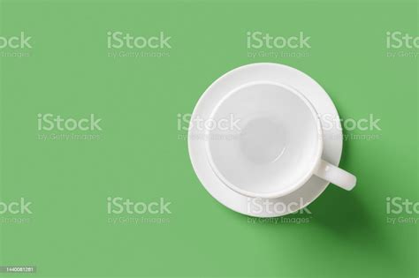 녹색 배경 위에 흰색 머그잔 접시 근접 촬영에 빈 컵 뜨거운 음료 디자인을 위한 대형 찻잔 모형 도자기 식기와 현대적인 그릇