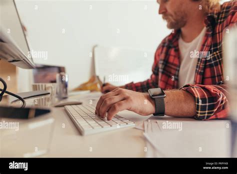 Computer programmer hi-res stock photography and images - Alamy
