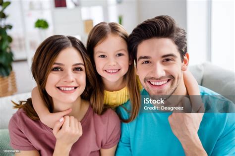 사랑스러운 부드러운 가족 어머니 아버지와 작은 아이 소녀 포옹 포옹 의 사진을 닫습니다 실내 3 명에 대한 스톡 사진 및 기타 이미지 Istock