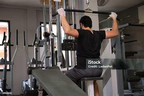 피트니스 체육관에서 팔과 어깨 근육을 구축하기 위해 위도 풀다운 기계운동 보호 얼굴 마스크를 착용 스포티 한 남자 30 34세에 대한 스톡 사진 및 기타 이미지 Istock