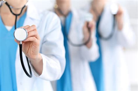 Groupe 의학 의사의 청진 기 머리 근접 촬영을 개최 의사는 검사 하 고 환자를 도울 준비 의료 도움말 및 건강 관리 최고의 치료 개념에 보험 광고에 대 한 사진