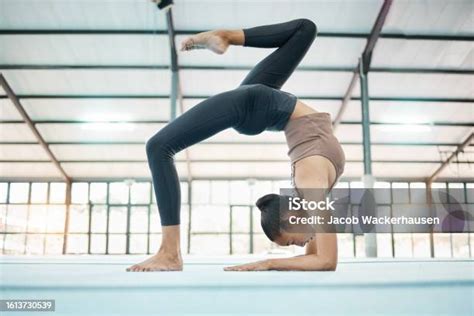 피트니스 체조 및 유연성 올림픽 경기를 위해 체육관에서 훈련하는 흑인 여성과 함께 운동 운동 및 균형 스튜디오에서 여성 체조 선수와 함께 그녀의 공연을 위해 연습합니다 20